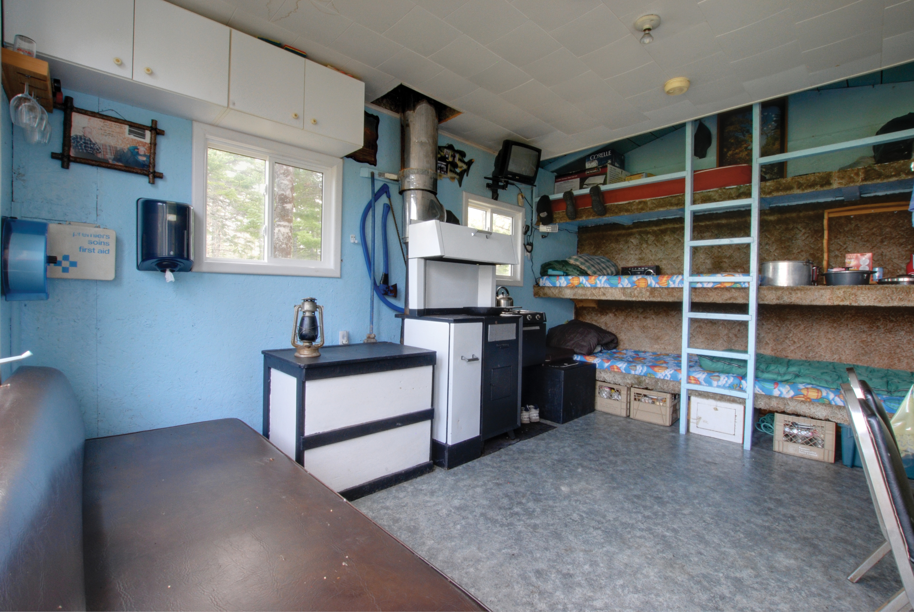 Rustic, One-Room Hunting Cabin Offers Peaceful Freedom – Home & Cabin